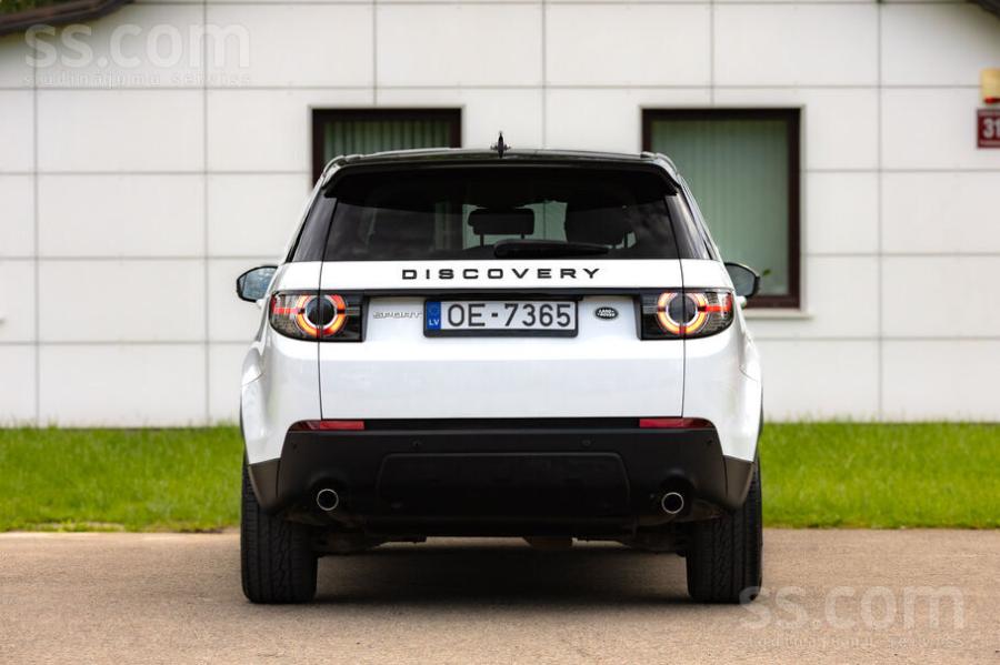 White Land Rover Discovery Sport 2016 in Jelgava, with an engine capacity of 2.00 L and mileage of 0 thousand km for 12999 €, photo 5 on AUTOMOTO.COM.LV