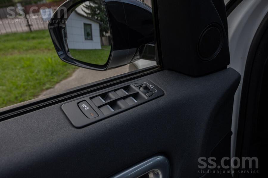 White Land Rover Discovery Sport 2016 in Jelgava, with an engine capacity of 2.00 L and mileage of 0 thousand km for 12999 €, photo 14 on AUTOMOTO.COM.LV