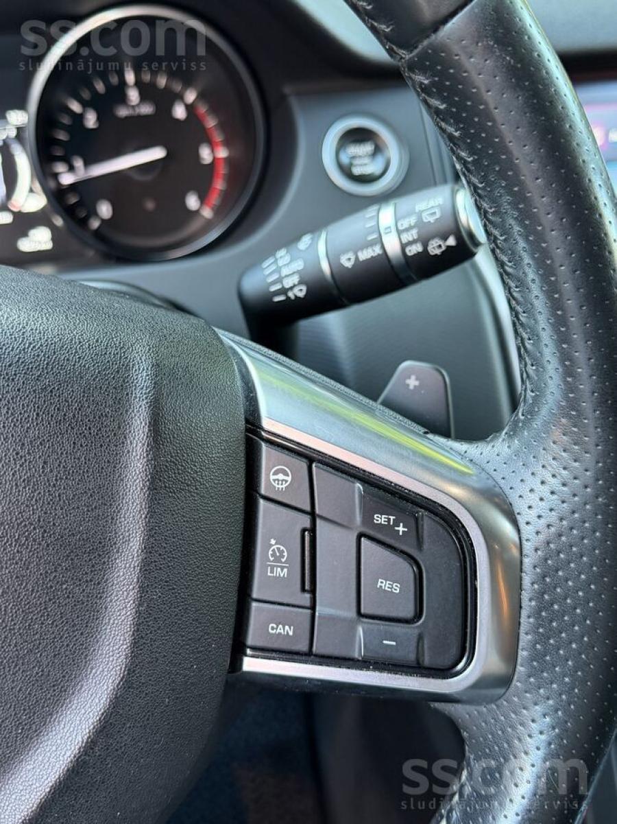 White Land Rover Discovery Sport 2016 in Liepaja, with an engine capacity of 2.00 L and mileage of 241 thousand km for 13800 €, photo 12 on AUTOMOTO.COM.LV
