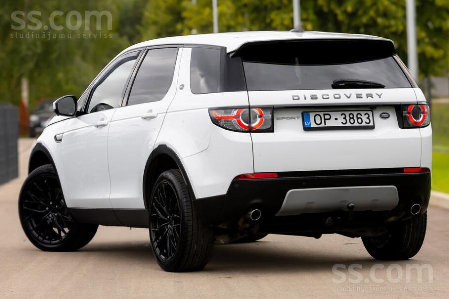 White Land Rover Discovery Sport 2016 in Jelgava, with an engine capacity of 2.00 L and mileage of 242 thousand km for 10500 €, photo 3 on AUTOMOTO.COM.LV
