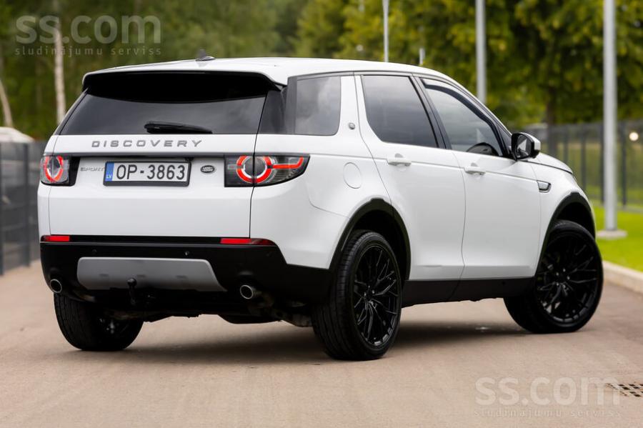 White Land Rover Discovery Sport 2016 in Jelgava, with an engine capacity of 2.00 L and mileage of 242 thousand km for 10500 €, photo 4 on AUTOMOTO.COM.LV