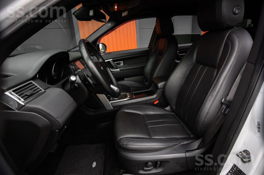 White Land Rover Discovery Sport 2016 in Jelgava, with an engine capacity of 2.00 L and mileage of 242 thousand km for 10500 €, photo 10 on AUTOMOTO.COM.LV