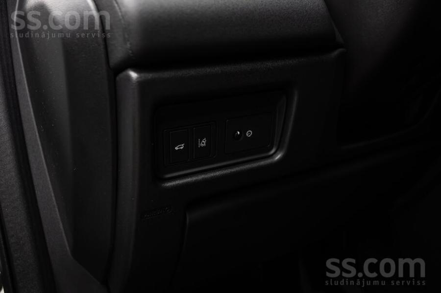 White Land Rover Discovery Sport 2016 in Jelgava, with an engine capacity of 2.00 L and mileage of 242 thousand km for 10500 €, photo 13 on AUTOMOTO.COM.LV
