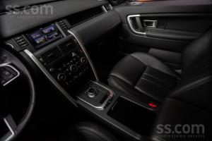 White Land Rover Discovery Sport 2016 in Jelgava, with an engine capacity of 2.00 L and mileage of 242 thousand km for 10500 €, photo 14 on AUTOMOTO.COM.LV