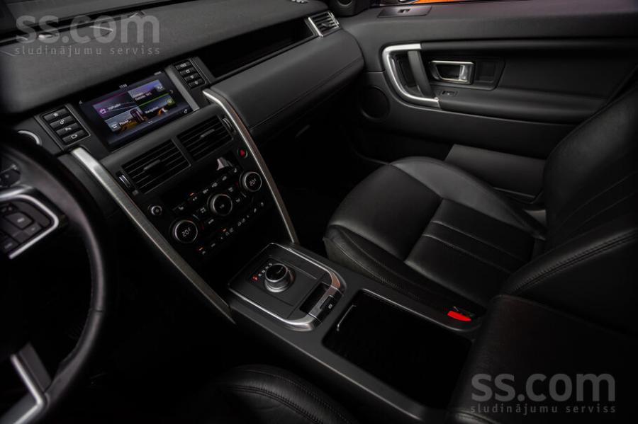 White Land Rover Discovery Sport 2016 in Jelgava, with an engine capacity of 2.00 L and mileage of 242 thousand km for 10500 €, photo 14 on AUTOMOTO.COM.LV