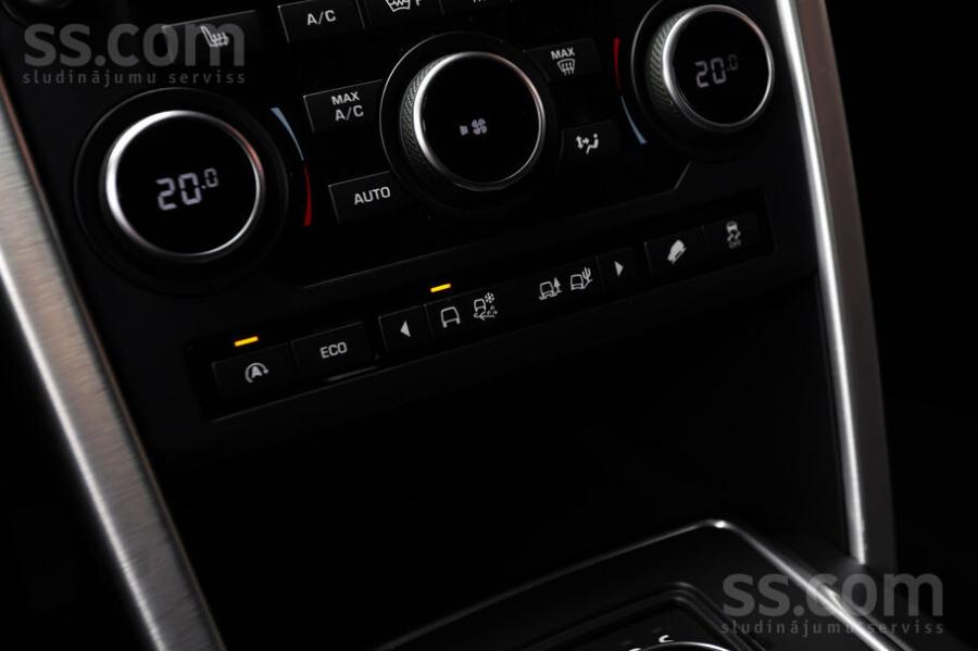 White Land Rover Discovery Sport 2016 in Jelgava, with an engine capacity of 2.00 L and mileage of 242 thousand km for 10500 €, photo 16 on AUTOMOTO.COM.LV