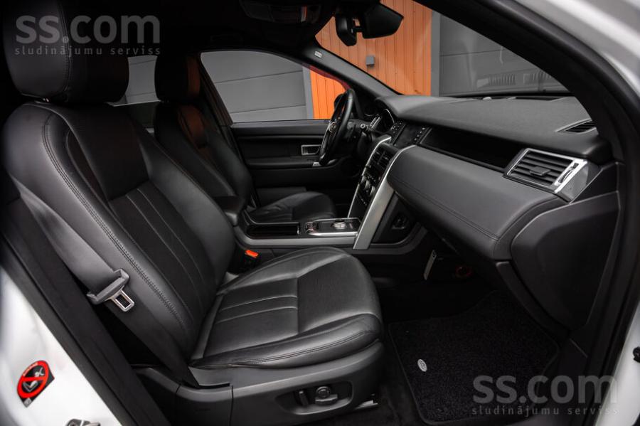White Land Rover Discovery Sport 2016 in Jelgava, with an engine capacity of 2.00 L and mileage of 242 thousand km for 10500 €, photo 26 on AUTOMOTO.COM.LV