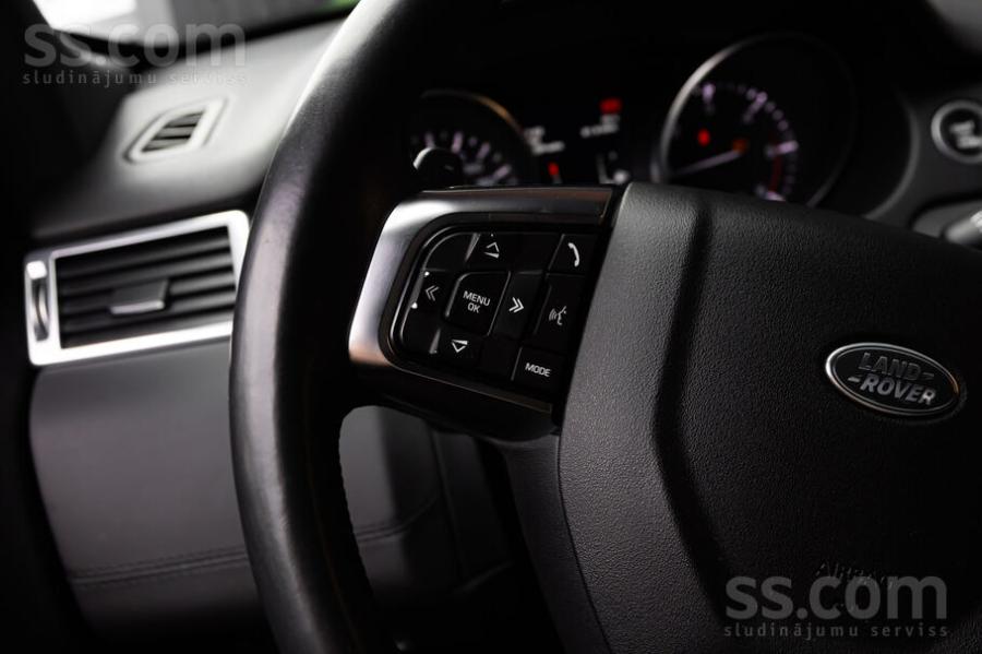White Land Rover Discovery Sport 2016 in Jelgava, with an engine capacity of 2.00 L and mileage of 242 thousand km for 10500 €, photo 27 on AUTOMOTO.COM.LV