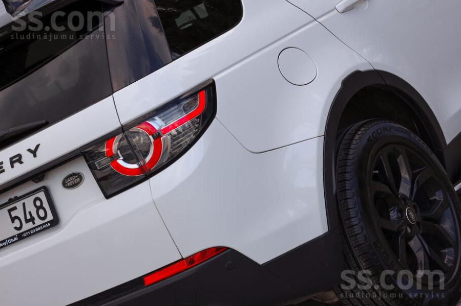 White Land Rover Discovery Sport 2017 in Riga, with an engine capacity of 2.00 L and mileage of 0 thousand km for 10495 €, photo 10 on AUTOMOTO.COM.LV