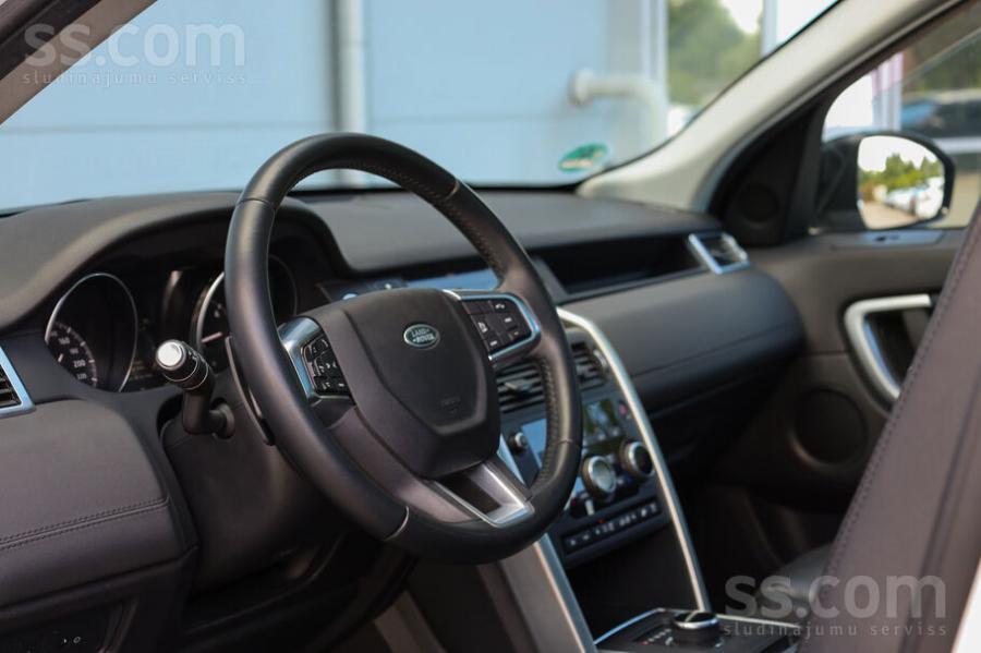White Land Rover Discovery Sport 2017 in Riga, with an engine capacity of 2.00 L and mileage of 0 thousand km for 10495 €, photo 11 on AUTOMOTO.COM.LV