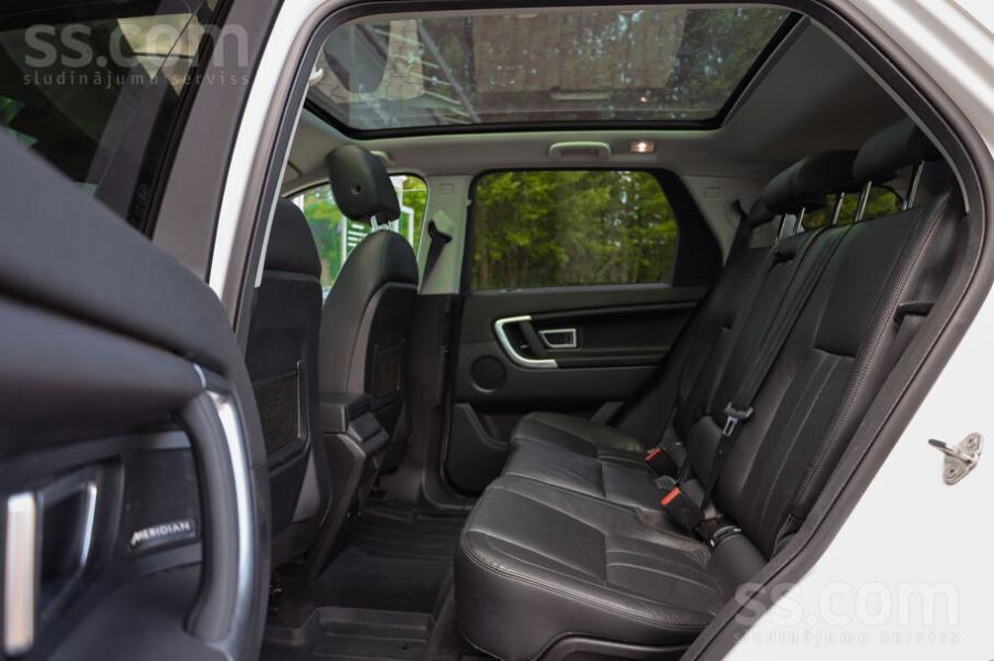 White Land Rover Discovery Sport 2017 in Riga, with an engine capacity of 2.00 L and mileage of 0 thousand km for 10495 €, photo 18 on AUTOMOTO.COM.LV