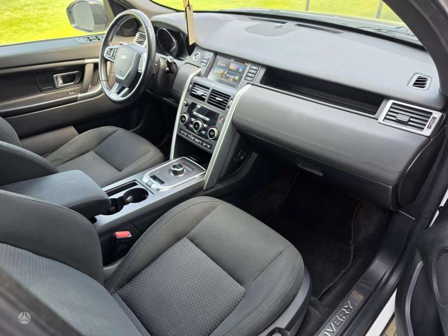 Balts Land Rover Discovery Sport 2017 Šilutė, ar dzinēja tilpumu 2.00 L un nobraukumu 161 tūkst. km par 8000 €, foto 18 vietnē AUTOMOTO.COM.LV