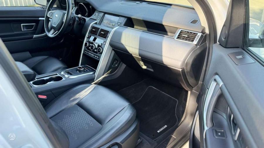 White Land Rover Discovery Sport 2017 in Telschi, with an engine capacity of 2.00 L and mileage of 182 thousand km for 11400 €, photo 18 on AUTOMOTO.COM.LV