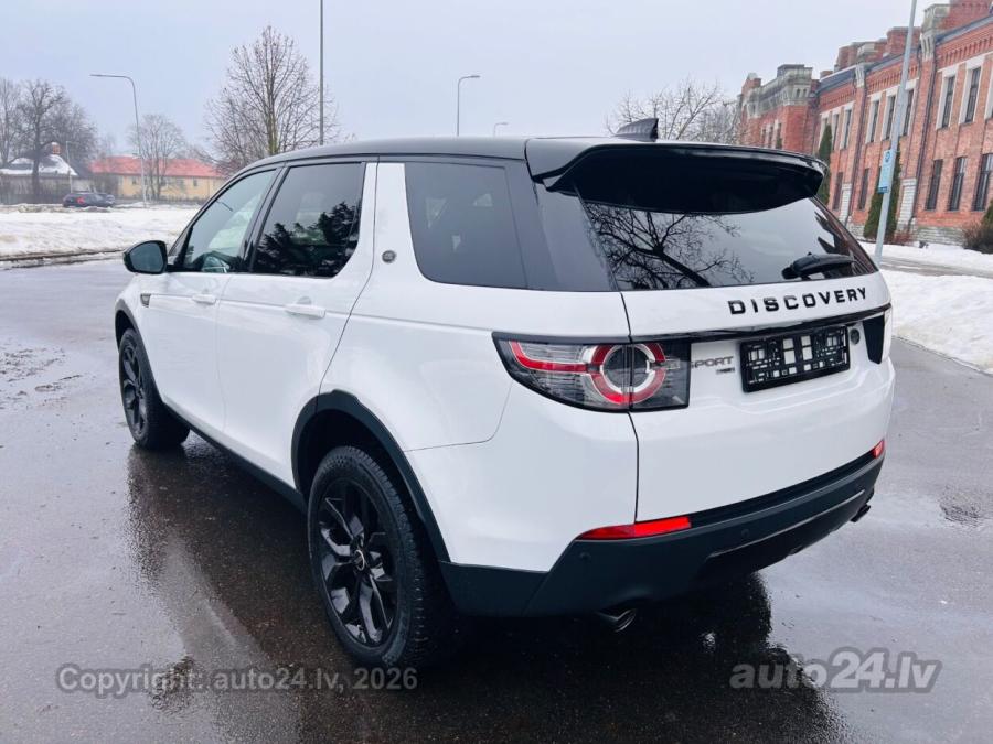 White Land Rover Discovery Sport 2018 in Tallinn, with an engine capacity of 2.00 L and mileage of 105 thousand km for 13590 €, photo 6 on AUTOMOTO.COM.LV
