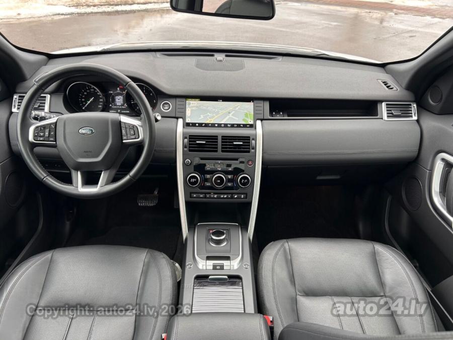 White Land Rover Discovery Sport 2018 in Tallinn, with an engine capacity of 2.00 L and mileage of 105 thousand km for 13590 €, photo 8 on AUTOMOTO.COM.LV