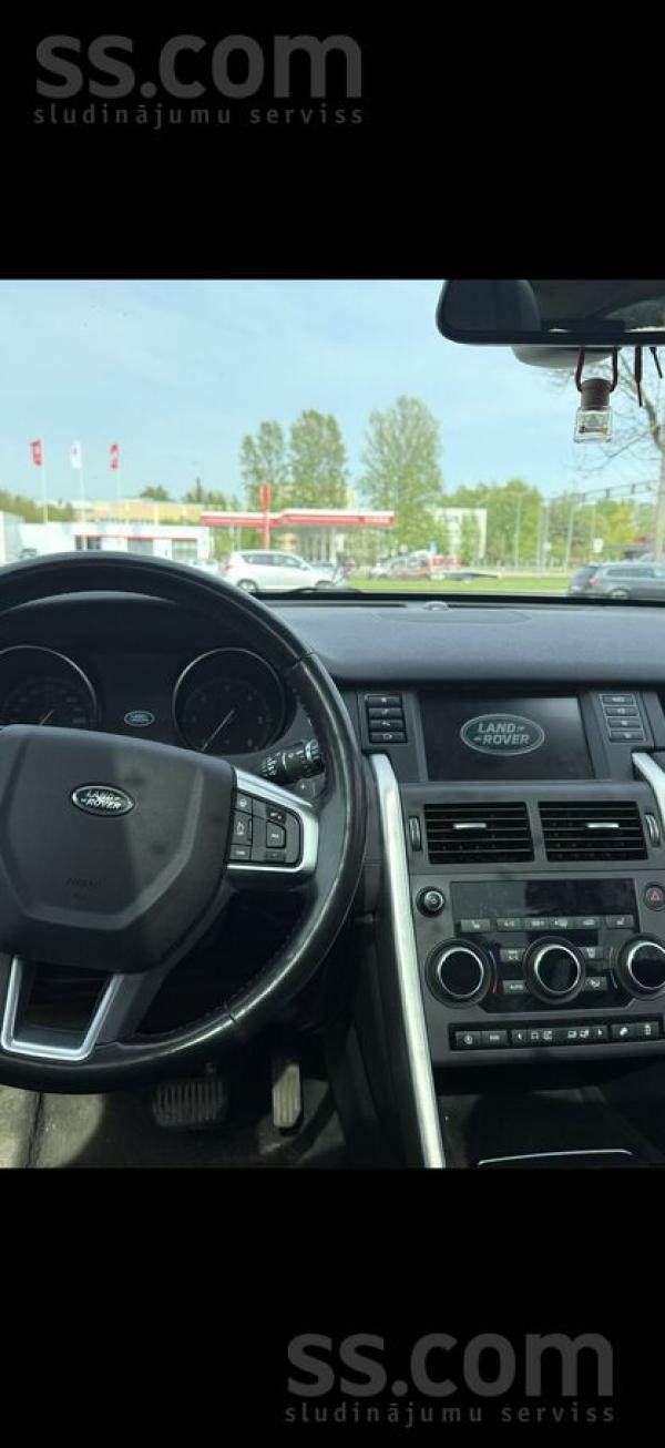 White Land Rover Discovery Sport 2018 in Riga, with an engine capacity of 2.00 L and mileage of 153 thousand km for 19900 €, photo 8 on AUTOMOTO.COM.LV