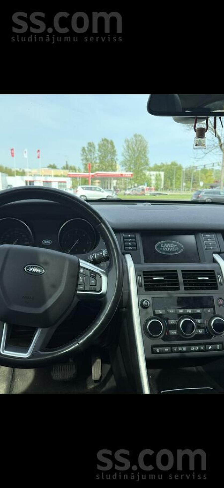 White Land Rover Discovery Sport 2018 in Riga, with an engine capacity of 2.00 L and mileage of 153 thousand km for 19900 €, photo 9 on AUTOMOTO.COM.LV