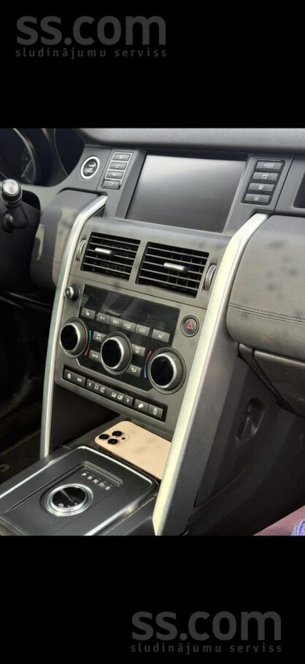 White Land Rover Discovery Sport 2018 in Riga, with an engine capacity of 2.00 L and mileage of 153 thousand km for 19900 €, photo 10 on AUTOMOTO.COM.LV