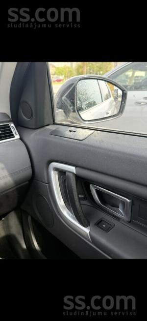 White Land Rover Discovery Sport 2018 in Riga, with an engine capacity of 2.00 L and mileage of 153 thousand km for 19900 €, photo 12 on AUTOMOTO.COM.LV