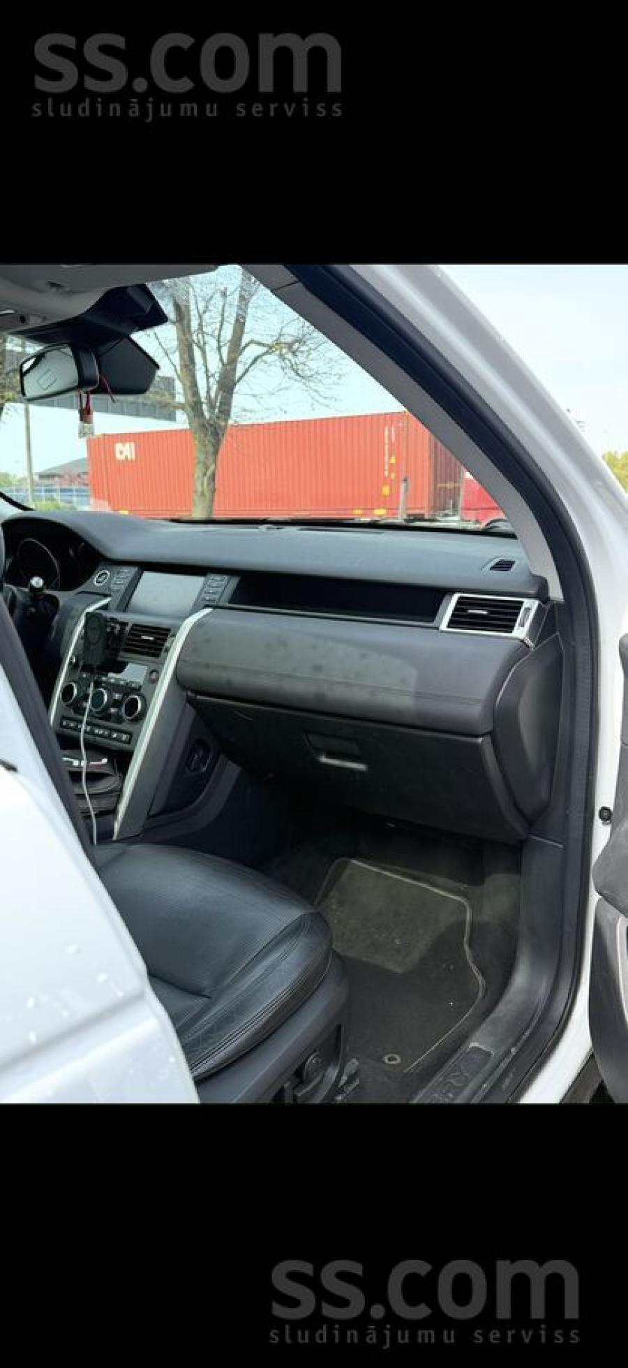 White Land Rover Discovery Sport 2018 in Riga, with an engine capacity of 2.00 L and mileage of 153 thousand km for 19900 €, photo 17 on AUTOMOTO.COM.LV