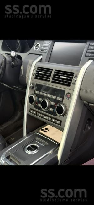 White Land Rover Discovery Sport 2018 in Riga, with an engine capacity of 2.00 L and mileage of 153 thousand km for 19900 €, photo 19 on AUTOMOTO.COM.LV