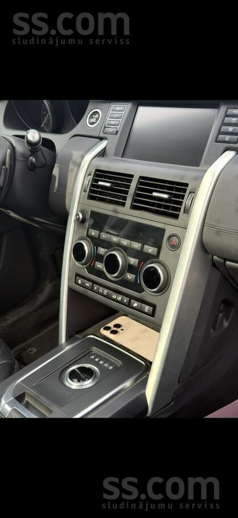 White Land Rover Discovery Sport 2018 in Riga, with an engine capacity of 2.00 L and mileage of 153 thousand km for 19900 €, photo 19 on AUTOMOTO.COM.LV