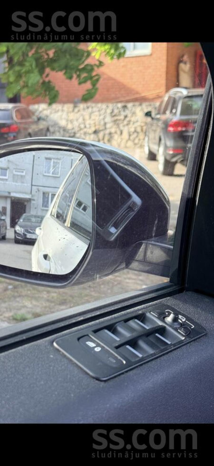 White Land Rover Discovery Sport 2018 in Riga, with an engine capacity of 2.00 L and mileage of 153 thousand km for 19900 €, photo 22 on AUTOMOTO.COM.LV
