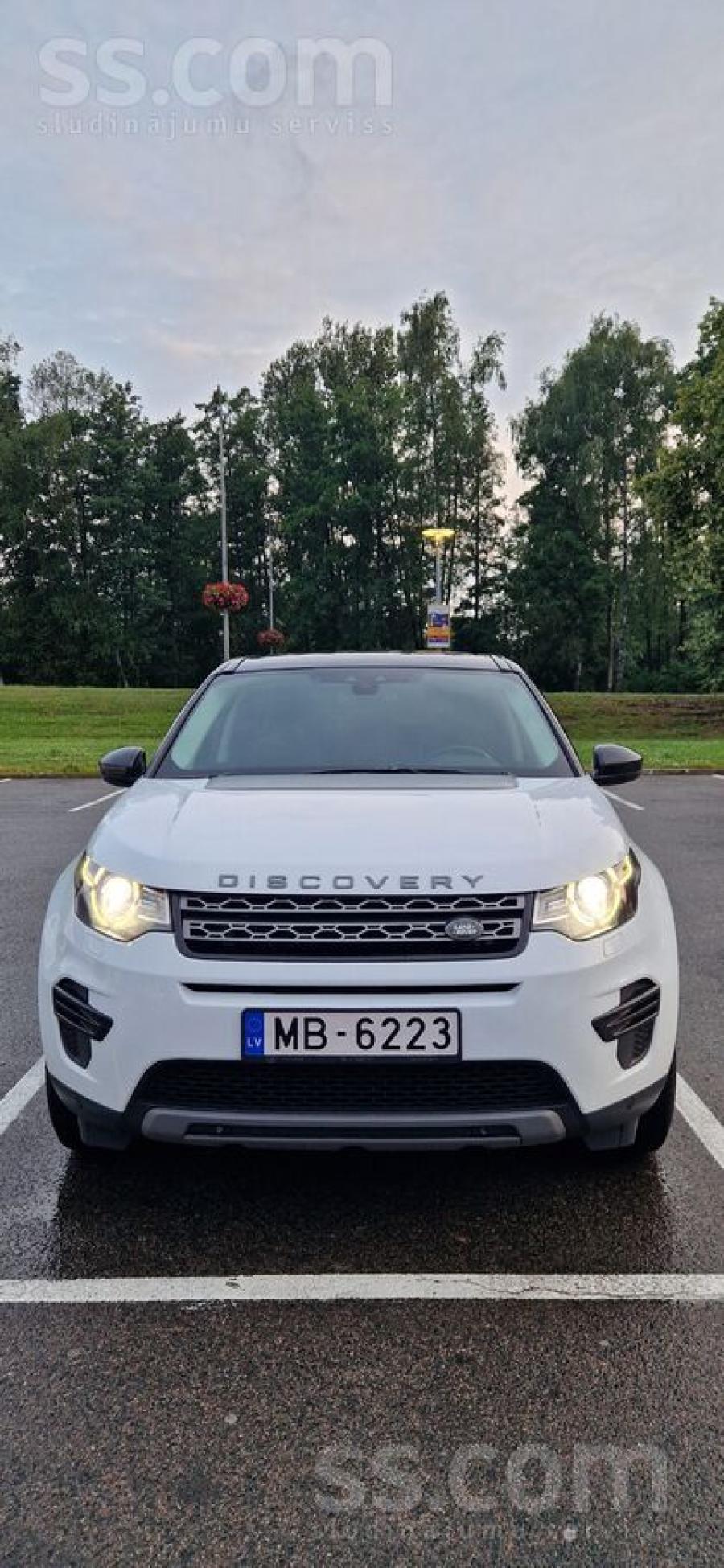 White Land Rover Discovery Sport 2019 in Riga, with an engine capacity of 2.00 L and mileage of 187 thousand km for 15800 €, photo 5 on AUTOMOTO.COM.LV