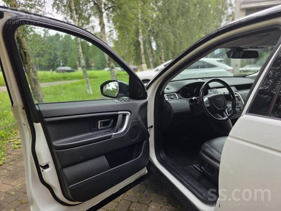 White Land Rover Discovery Sport 2019 in Riga, with an engine capacity of 2.00 L and mileage of 187 thousand km for 15800 €, photo 13 on AUTOMOTO.COM.LV