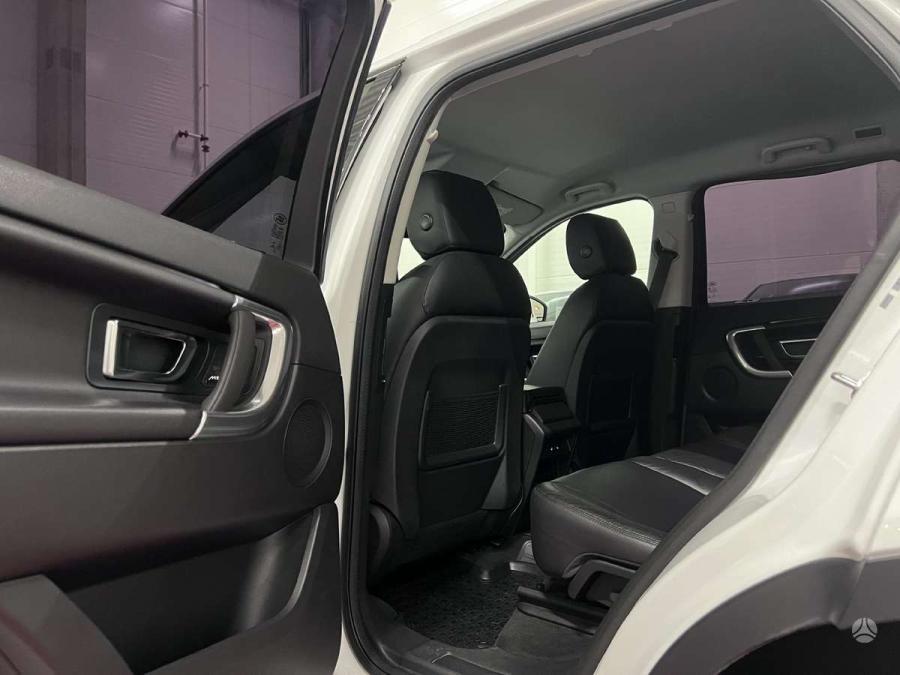 White Land Rover Discovery Sport 2019 in Vilnius, with an engine capacity of 2.00 L and mileage of 189 thousand km for 18500 €, photo 29 on AUTOMOTO.COM.LV