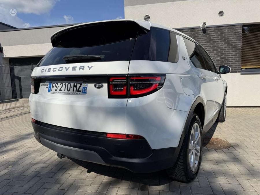 White Land Rover Discovery Sport 2020 in Kaunas, with an engine capacity of 2.00 L and mileage of 177 thousand km for 13999 €, photo 1 on AUTOMOTO.COM.LV