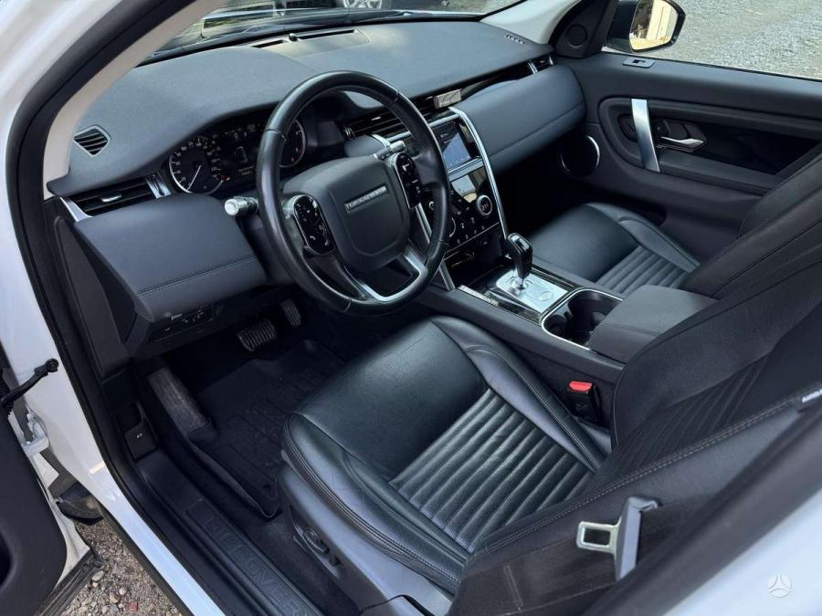 White Land Rover Discovery Sport 2020 in Kaunas, with an engine capacity of 2.00 L and mileage of 177 thousand km for 13999 €, photo 8 on AUTOMOTO.COM.LV