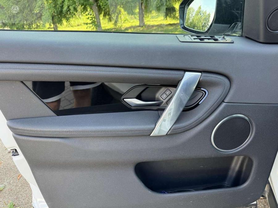 White Land Rover Discovery Sport 2020 in Kaunas, with an engine capacity of 2.00 L and mileage of 177 thousand km for 13999 €, photo 13 on AUTOMOTO.COM.LV