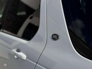 White Land Rover Discovery Sport 2020 in Kaunas, with an engine capacity of 2.00 L and mileage of 177 thousand km for 13999 €, photo 26 on AUTOMOTO.COM.LV