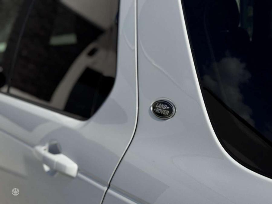 White Land Rover Discovery Sport 2020 in Kaunas, with an engine capacity of 2.00 L and mileage of 177 thousand km for 13999 €, photo 26 on AUTOMOTO.COM.LV