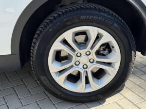 White Land Rover Discovery Sport 2020 in Kaunas, with an engine capacity of 2.00 L and mileage of 177 thousand km for 13999 €, photo 27 on AUTOMOTO.COM.LV