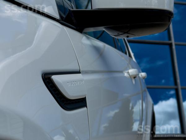 White Land Rover Discovery Sport 2021 in Daugavpils, with an engine capacity of 2.00 L and mileage of 69 thousand km for 18450 €, photo 5 on AUTOMOTO.COM.LV