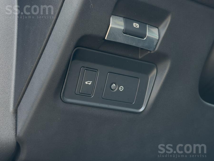 White Land Rover Discovery Sport 2021 in Daugavpils, with an engine capacity of 2.00 L and mileage of 69 thousand km for 18450 €, photo 9 on AUTOMOTO.COM.LV