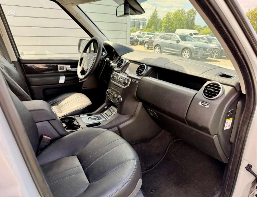 White Land Rover Discovery 2011 in Panevezys, with an engine capacity of 2.99 L and mileage of 292 thousand km for 8500 €, photo 20 on AUTOMOTO.COM.LV