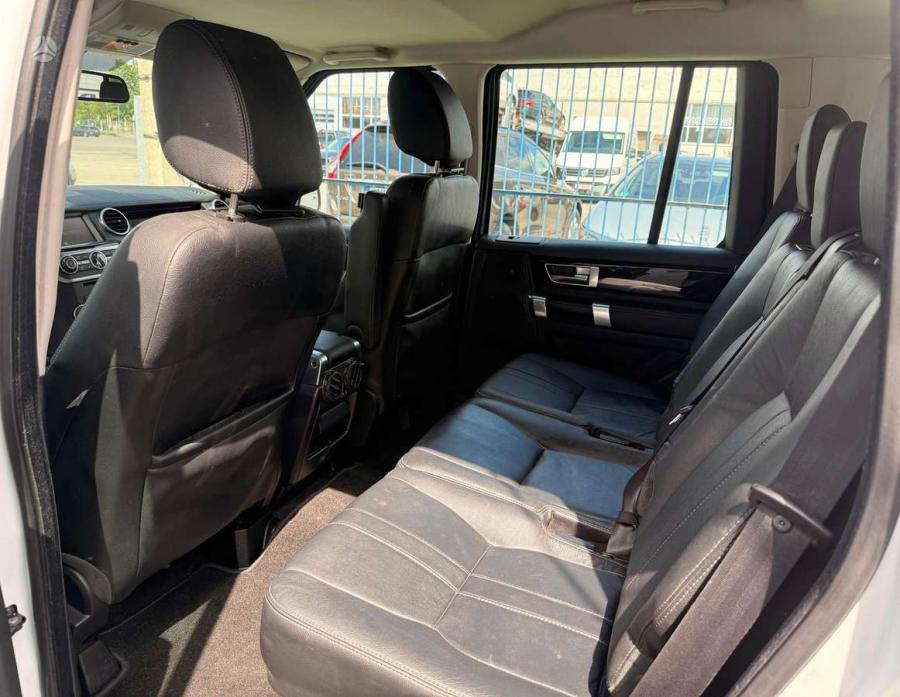 White Land Rover Discovery 2011 in Panevezys, with an engine capacity of 2.99 L and mileage of 292 thousand km for 8500 €, photo 25 on AUTOMOTO.COM.LV