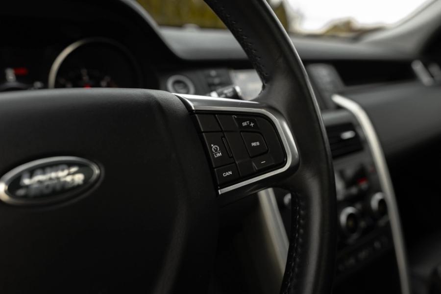 Balts Land Rover Discovery 2016 Rīga, ar dzinēja tilpumu 2.00 L un nobraukumu 190 tūkst. km par 12990 €, foto 6 vietnē AUTOMOTO.COM.LV