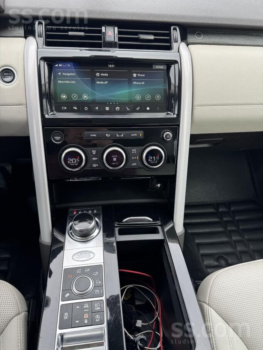 Balts Land Rover Discovery 2018 Rīga, ar dzinēja tilpumu 2.00 L un nobraukumu 127 tūkst. km par 27590 €, foto 23 vietnē AUTOMOTO.COM.LV