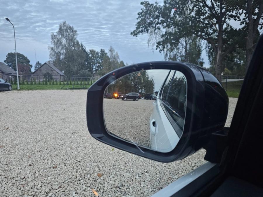 Balts Land Rover Discovery 2018 Rīga, ar dzinēja tilpumu 2.00 L un nobraukumu 82 tūkst. km par 26500 €, foto 22 vietnē AUTOMOTO.COM.LV