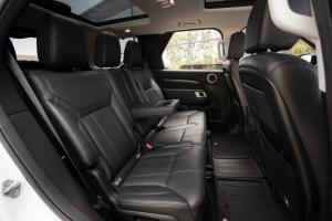 Balts Land Rover Discovery 2018 Rīga, ar dzinēja tilpumu 2.00 L un nobraukumu 82 tūkst. km par 26500 €, foto 41 vietnē AUTOMOTO.COM.LV