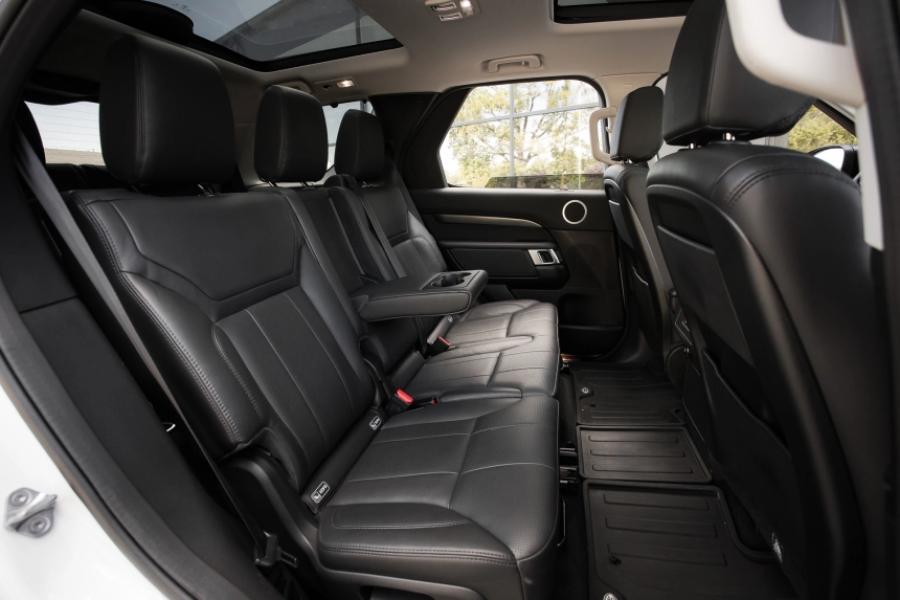 Balts Land Rover Discovery 2018 Rīga, ar dzinēja tilpumu 2.00 L un nobraukumu 82 tūkst. km par 26500 €, foto 41 vietnē AUTOMOTO.COM.LV