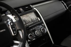 Balts Land Rover Discovery 2018 Rīga, ar dzinēja tilpumu 2.00 L un nobraukumu 82 tūkst. km par 26500 €, foto 68 vietnē AUTOMOTO.COM.LV