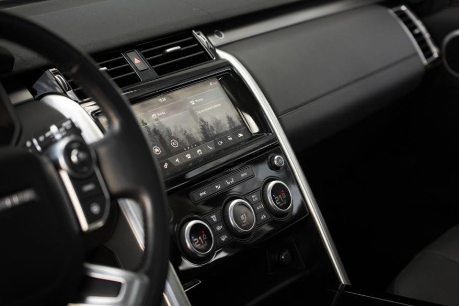 Balts Land Rover Discovery 2018 Rīga, ar dzinēja tilpumu 2.00 L un nobraukumu 82 tūkst. km par 26500 €, foto 68 vietnē AUTOMOTO.COM.LV