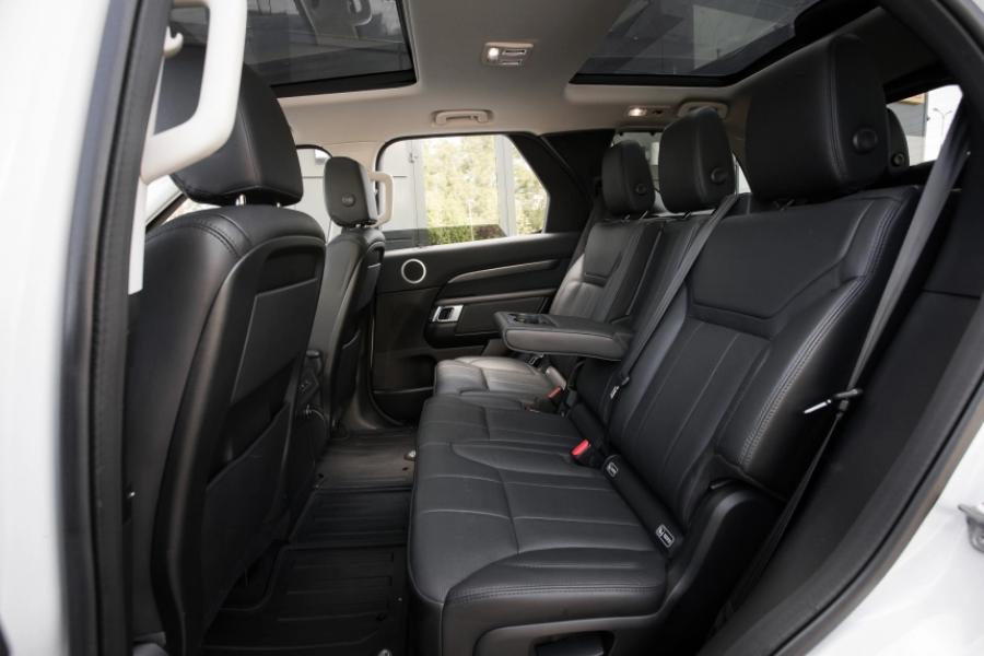 Balts Land Rover Discovery 2018 Rīga, ar dzinēja tilpumu 2.00 L un nobraukumu 82 tūkst. km par 26500 €, foto 74 vietnē AUTOMOTO.COM.LV