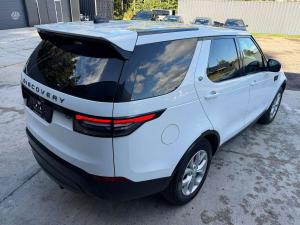 White Land Rover Discovery 2019 in Utena, with an engine capacity of 2.00 L and mileage of 86 thousand km for 17990 €, photo 8 on AUTOMOTO.COM.LV