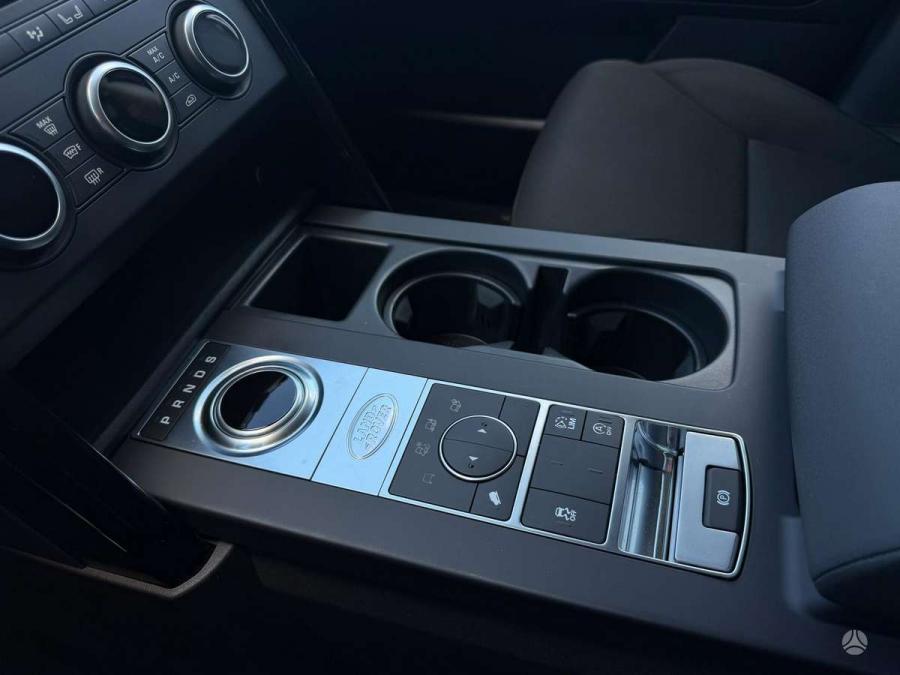 White Land Rover Discovery 2019 in Utena, with an engine capacity of 2.00 L and mileage of 86 thousand km for 17990 €, photo 15 on AUTOMOTO.COM.LV